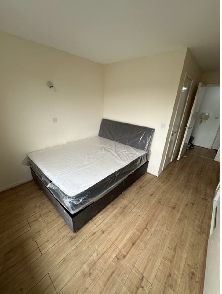 Feltham - 2 Bed Flat, Vermillion Court, TW13 - To Rent Now for £1,750. ...
