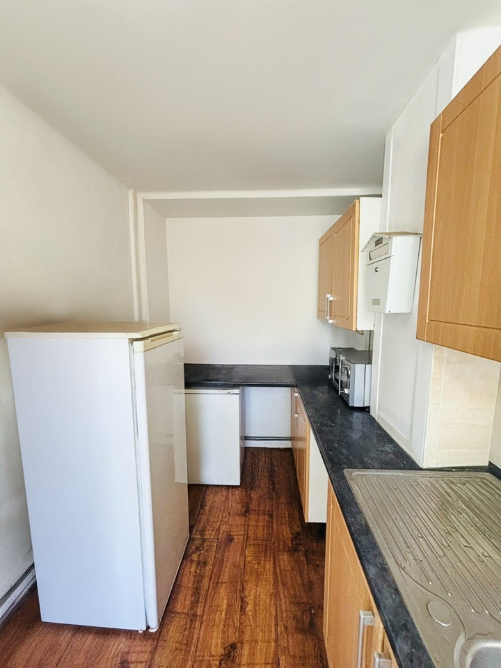 London - Room in a Shared Flat, Amazing Double Room In Stockwell/Nin ...