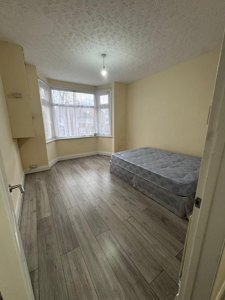 Essex - 2 Bed Flat, Abbotts Court, RM3 - To Rent Now for £1,800.00 p/m