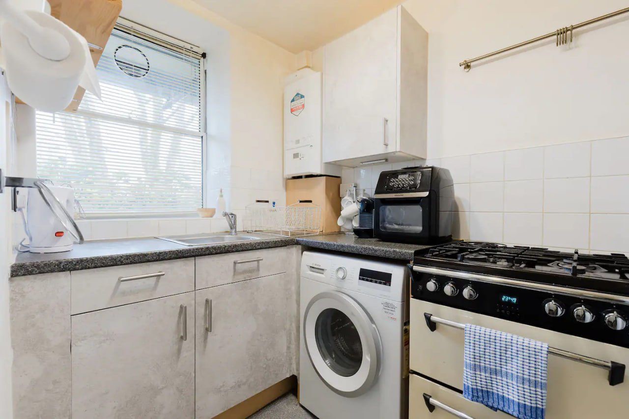 London - 1 Bed Flat, Fulham Court, SW6 - To Rent Now for £1,850.00 p/m