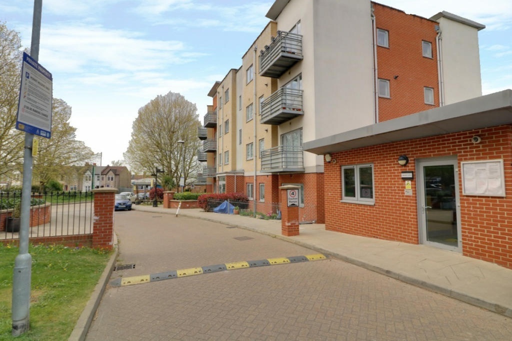 London - 1 Bed Flat, Hawker Place, E17 - To Rent Now for £1,650.00 p/m