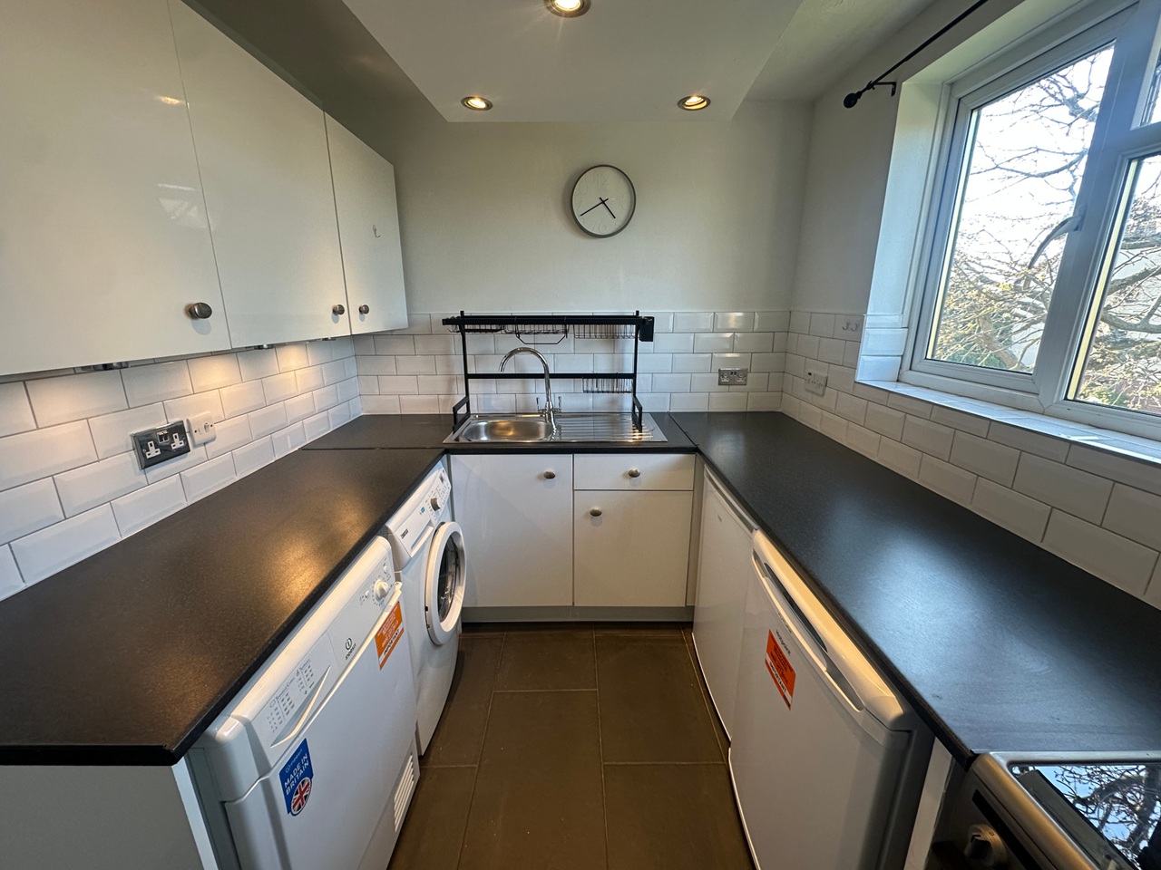London - 1 Bed Flat, Gables Close, SE12 - To Rent Now for £1,375.00 p/m