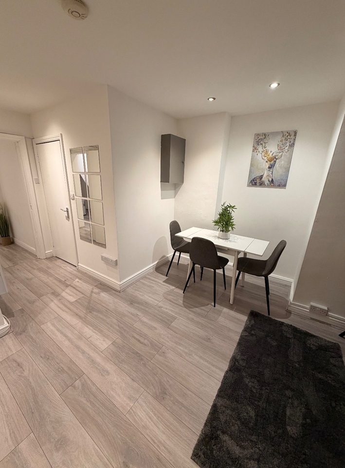 Luton - 2 Bed Flat, Brook Street, LU3 - To Rent Now for £1,300.00 p/m