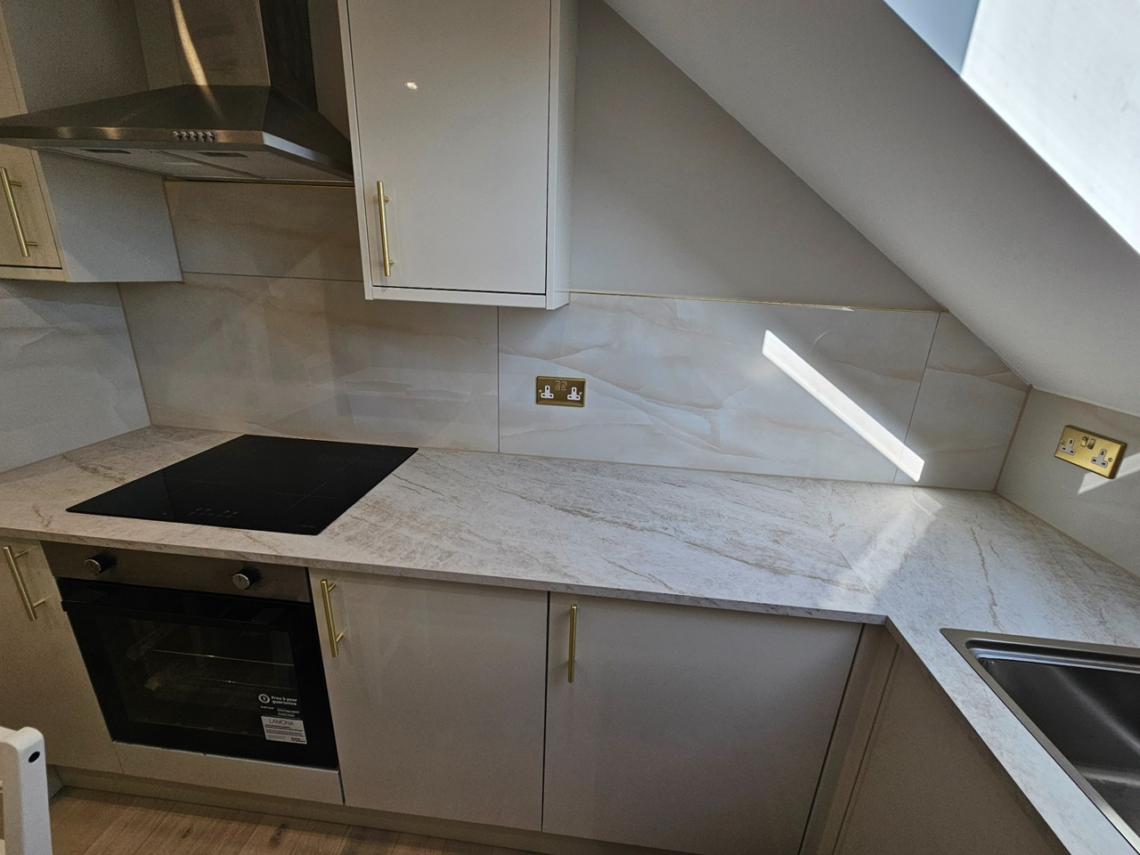 Ashford - Studio Flat, Sandells Avenue, TW15 - To Rent Now for £950.00 p/m