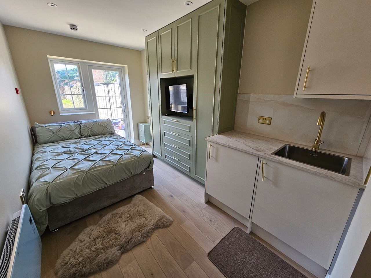 Ashford - Studio Flat, Sandells Avenue, TW15 - To Rent Now for £950.00 p/m