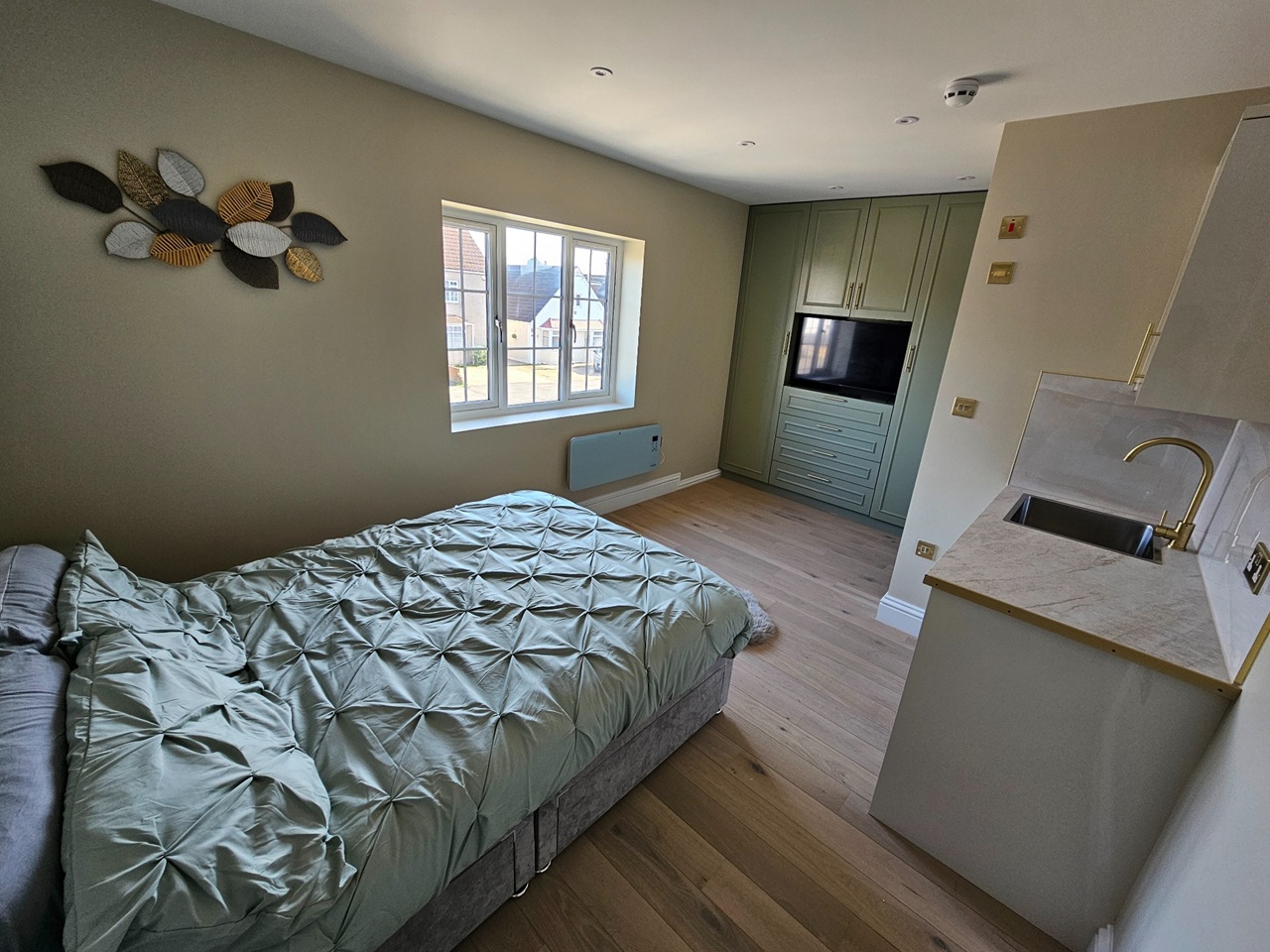 Ashford - Studio Flat, Sandells Avenue, TW15 - To Rent Now for £950.00 p/m
