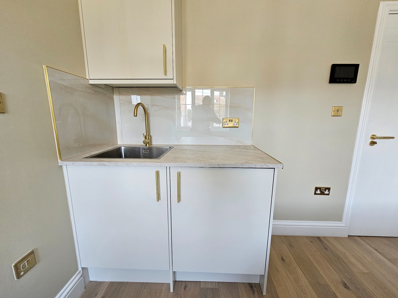 Ashford - Studio Flat, Sandells Avenue, TW15 - To Rent Now for £950.00 p/m
