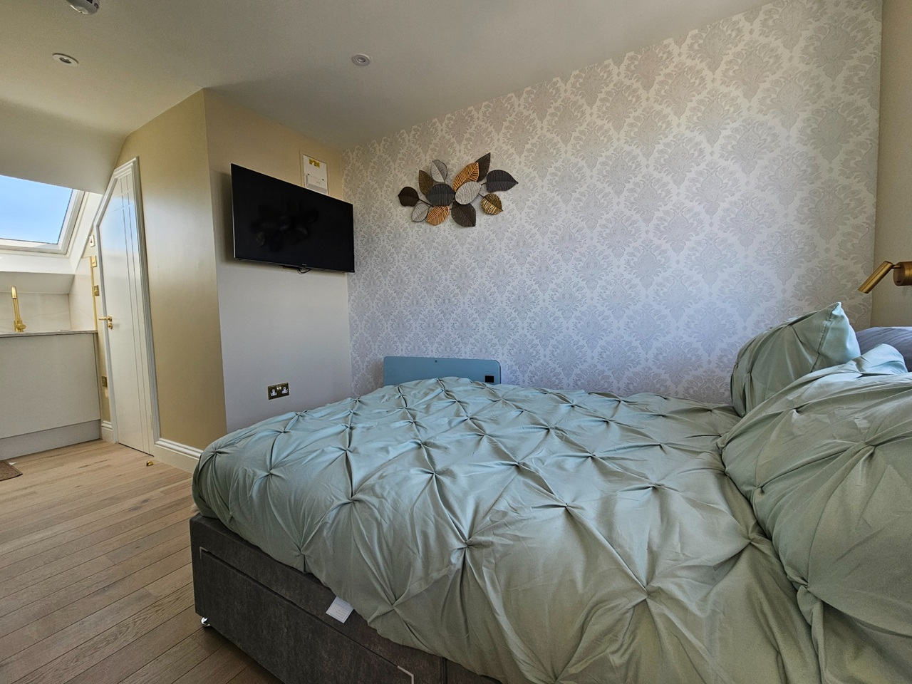 Ashford - Studio Flat, Sandells Avenue, TW15 - To Rent Now for £950.00 p/m