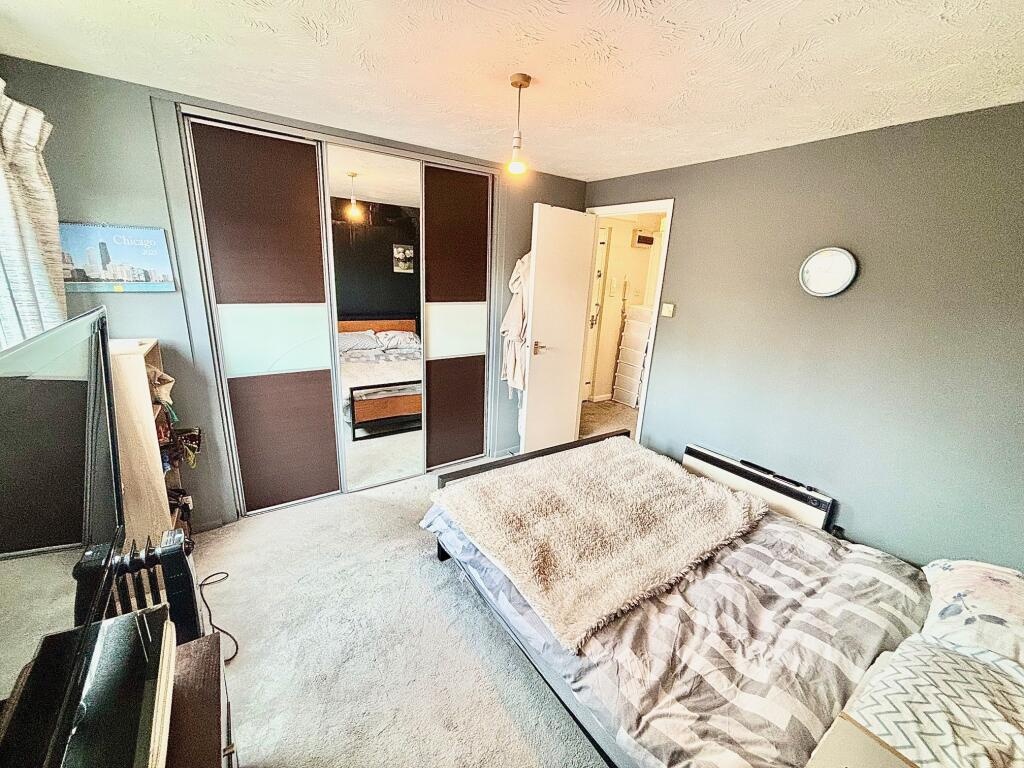 Barking - 1 Bed Flat, Waterside Close, IG11 - To Rent Now for £1,250.00 p/m