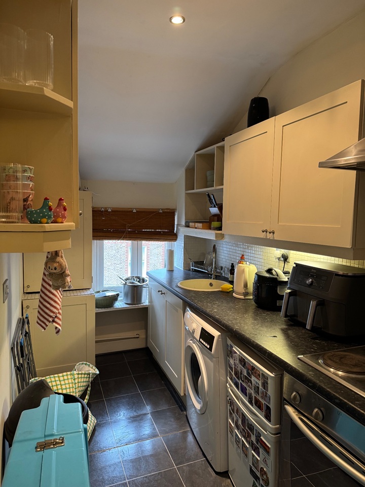 London - 1 Bed Flat, Marjorie Grove, SW11 - To Rent Now for £2,000.00 p/m