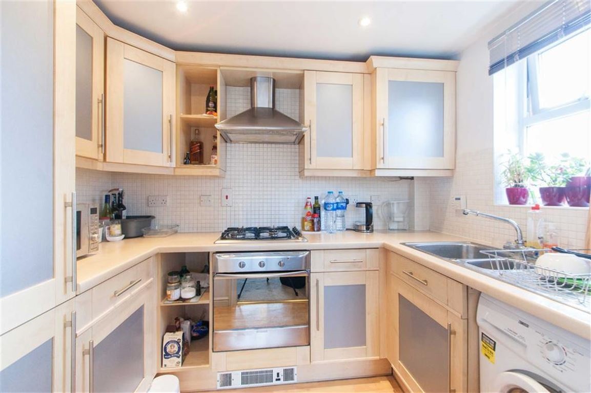 London - 2 Bed Flat, Amelia Close, W3 - To Rent Now for £2,095.00 p/m