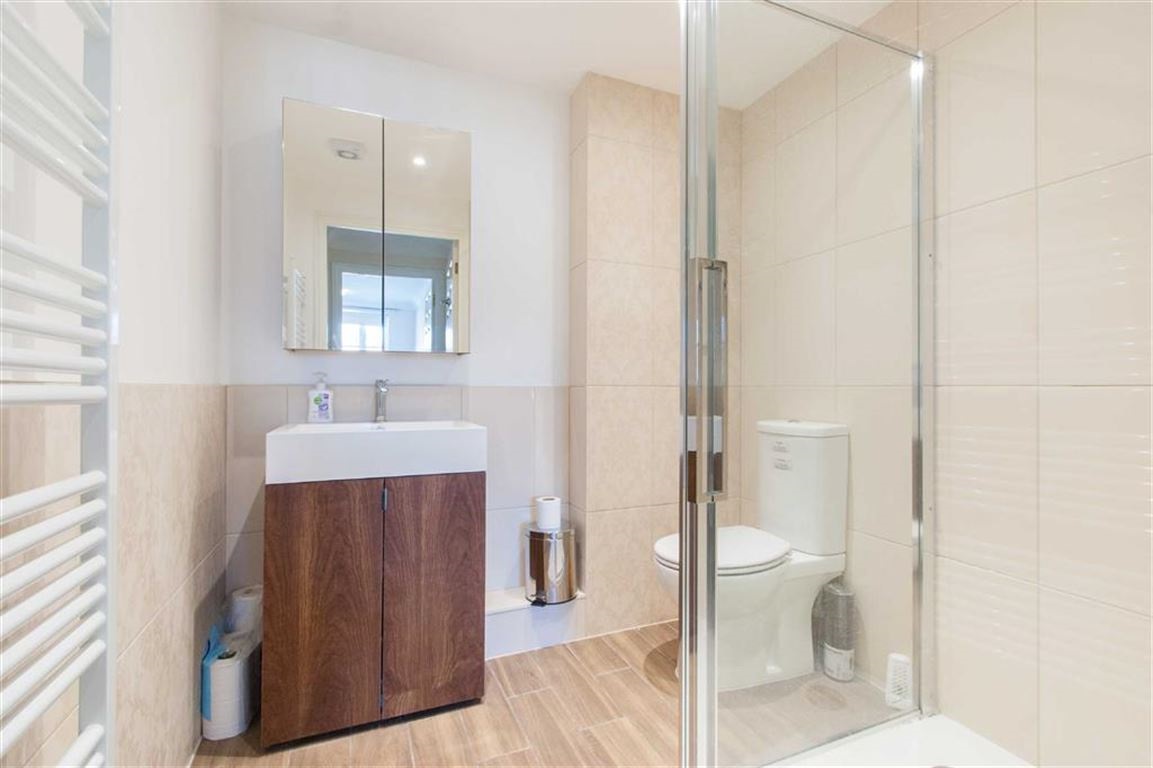 London - 2 Bed Flat, Amelia Close, W3 - To Rent Now for £2,095.00 p/m