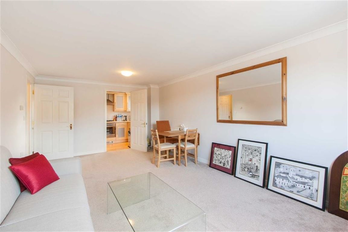 London - 2 Bed Flat, Amelia Close, W3 - To Rent Now for £2,095.00 p/m