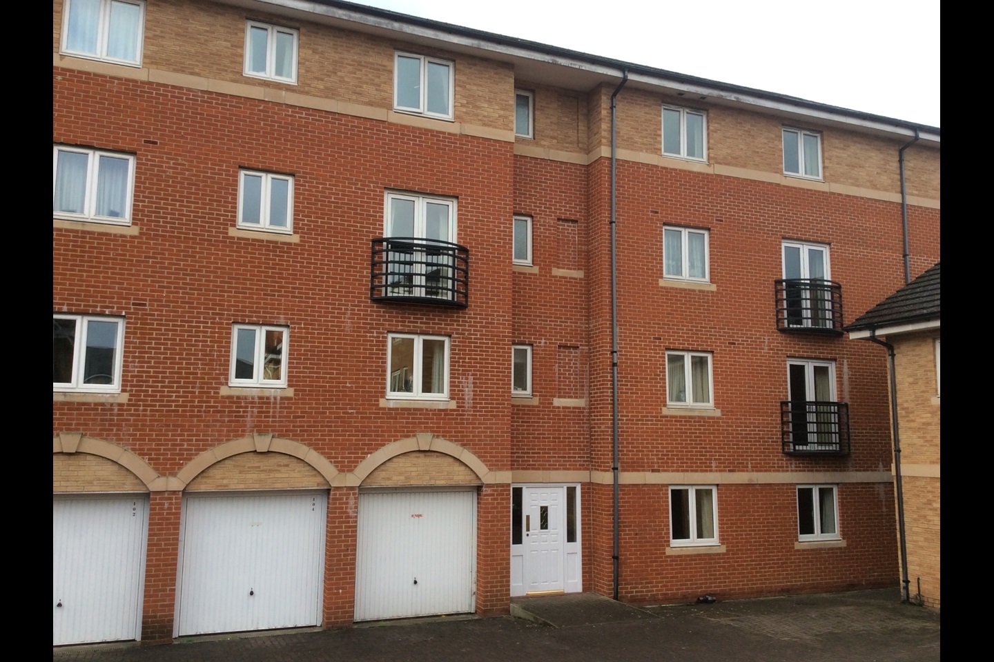 Swindon - 2 Bed Flat, Churchward, SN2 - To Rent Now for £900.00 p/m