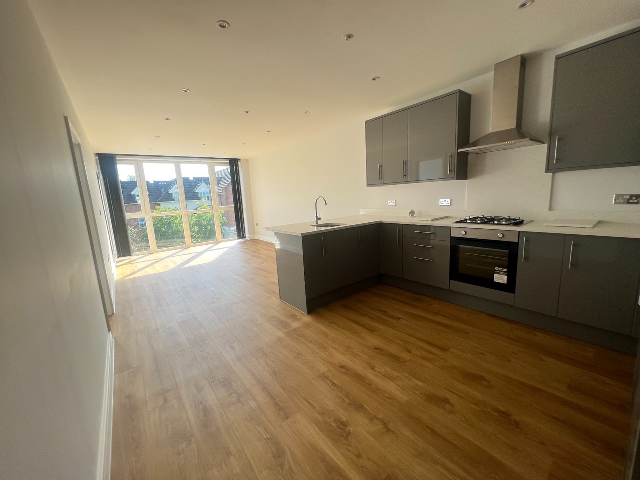 Woking - 2 Bed Flat, Goldsworth Road, GU21 - To Rent Now for £1,600.00 p/m