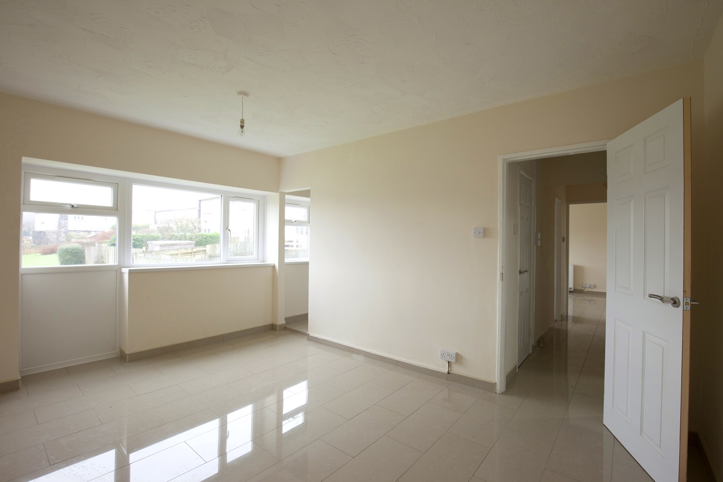 Brynmawr, Gwent - 1 Bed Flat, The Hendre Flats, NP23 - To Rent Now for ...