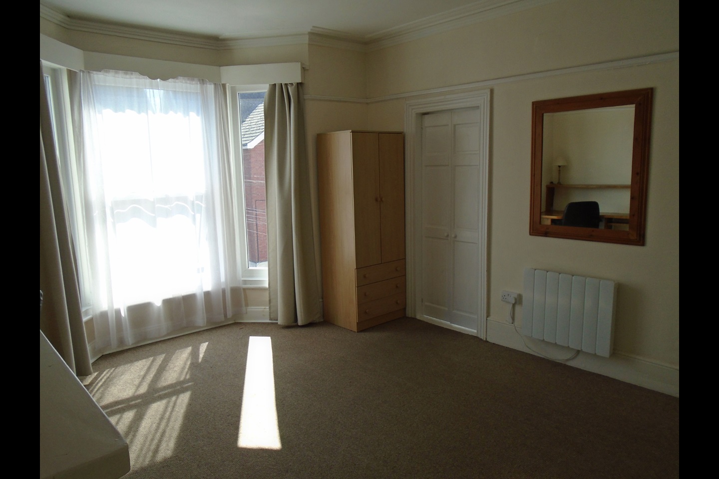 Southsea - Studio Flat, Elphinstone Road, PO5 - To Rent Now for £725.00 p/m