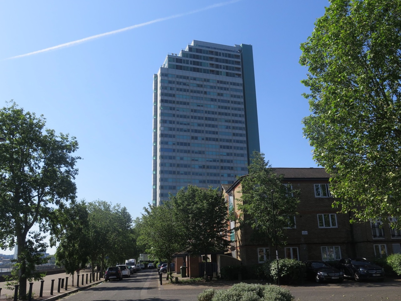 London - 2 Bed Flat, Aragon Tower, SE8 - To Rent Now for £1,900.00 p/m