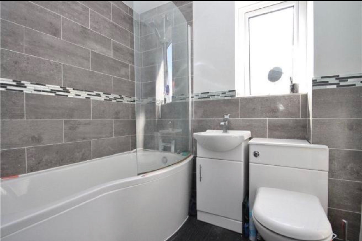 Staines-Upon-Thames - 3 Bed End Terrace, Willowmead, TW18 - To Rent Now ...