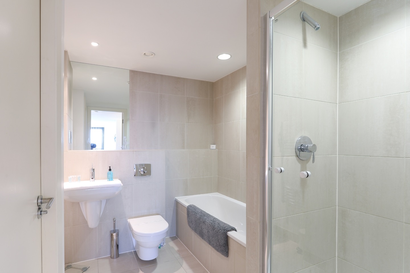 Leeds - 2 Bed Flat, Water Lane, LS11 - To Rent Now for £1,395.00 p/m