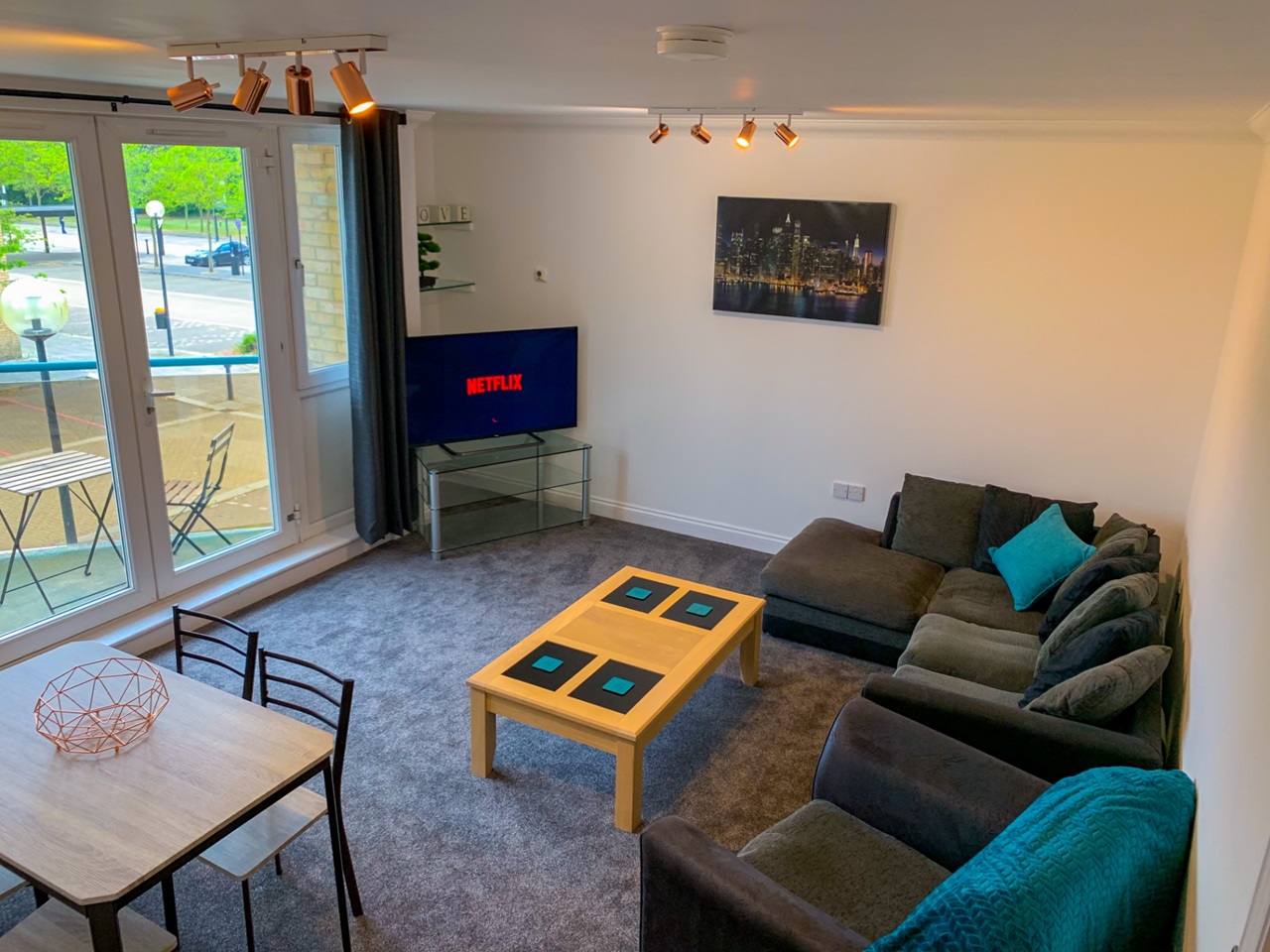 Milton Keynes - Room in a Shared Flat, North Row, MK9 - To Rent Now for £995.00 p/m