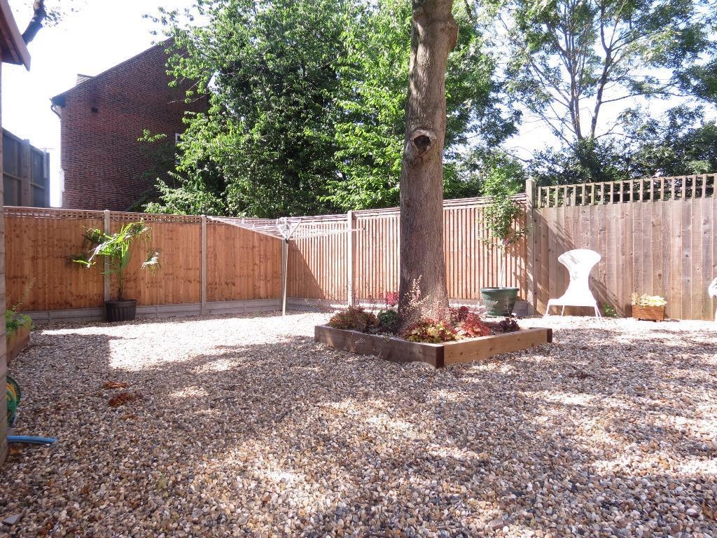 Raynes Park - 2 Bed Flat, Durham Road, SW20 - To Rent Now for £1,950.00 p/m