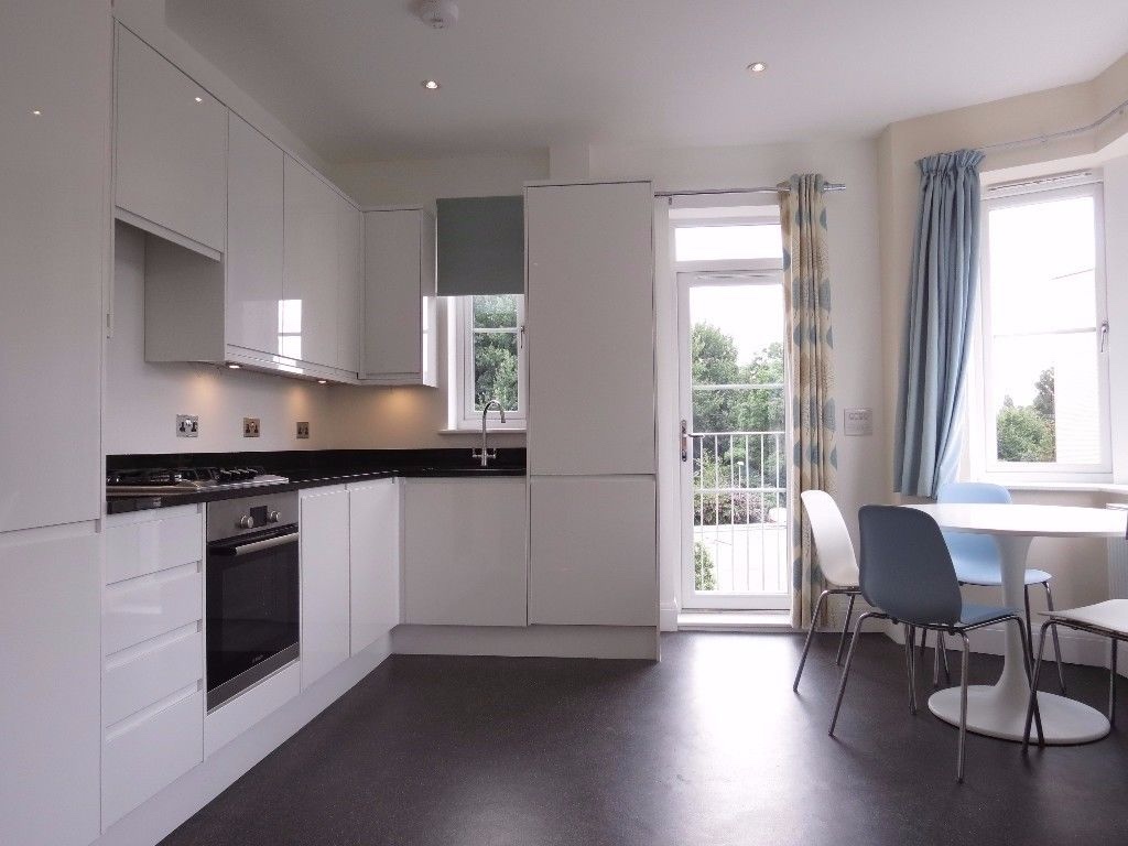 Raynes Park - 2 Bed Flat, Durham Road, SW20 - To Rent Now for £1,950.00 p/m
