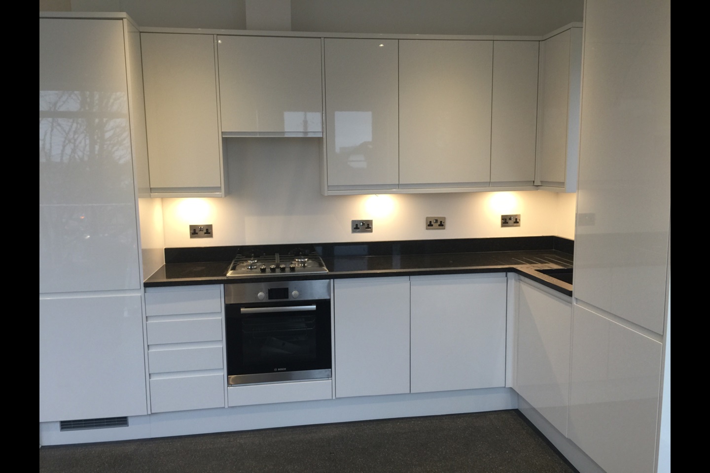 Raynes Park - 2 Bed Flat, Durham Road, SW20 - To Rent Now for £1,950.00 p/m